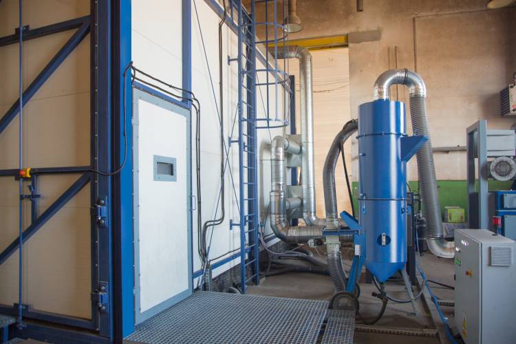 Segmented blast rooms, chambers, blasting booths